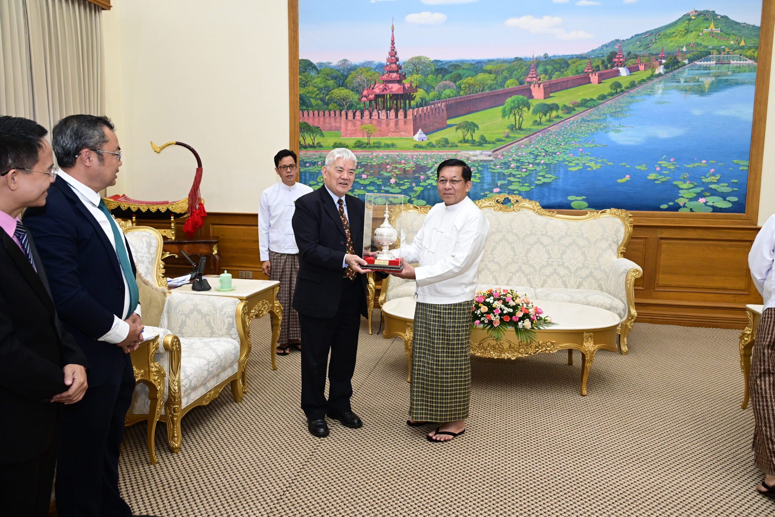 Min Aung Hlaing meets Vietnam-Myanmar group in Nay Pyi Taw - TGM-Misc